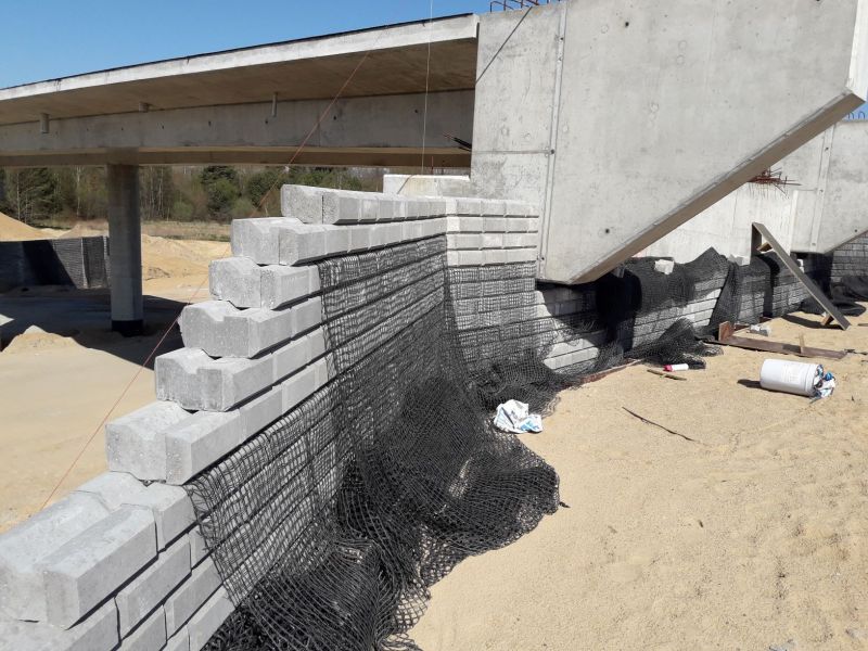 Installation of retaining walls in active facing systems (AS) - INORA ...