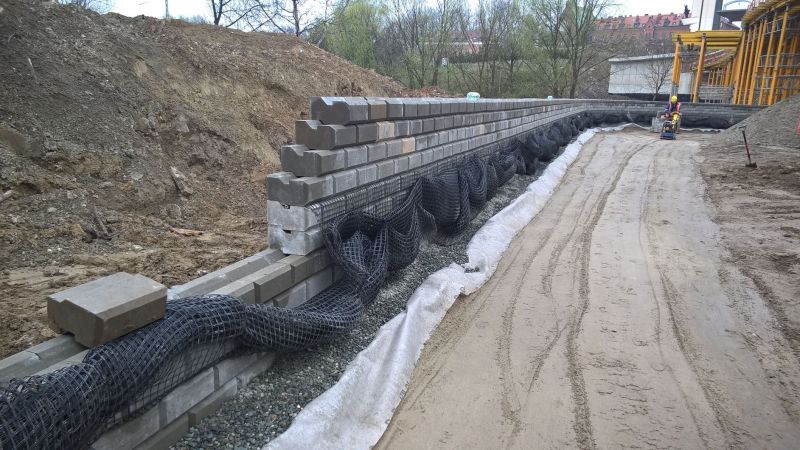 Installation of retaining walls in active facing systems (AS) - INORA ...